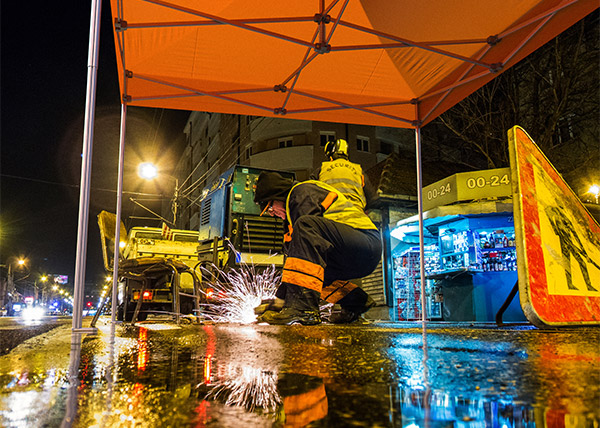 Weatherproof, robust work tents for crafts, trades & construction sites ...