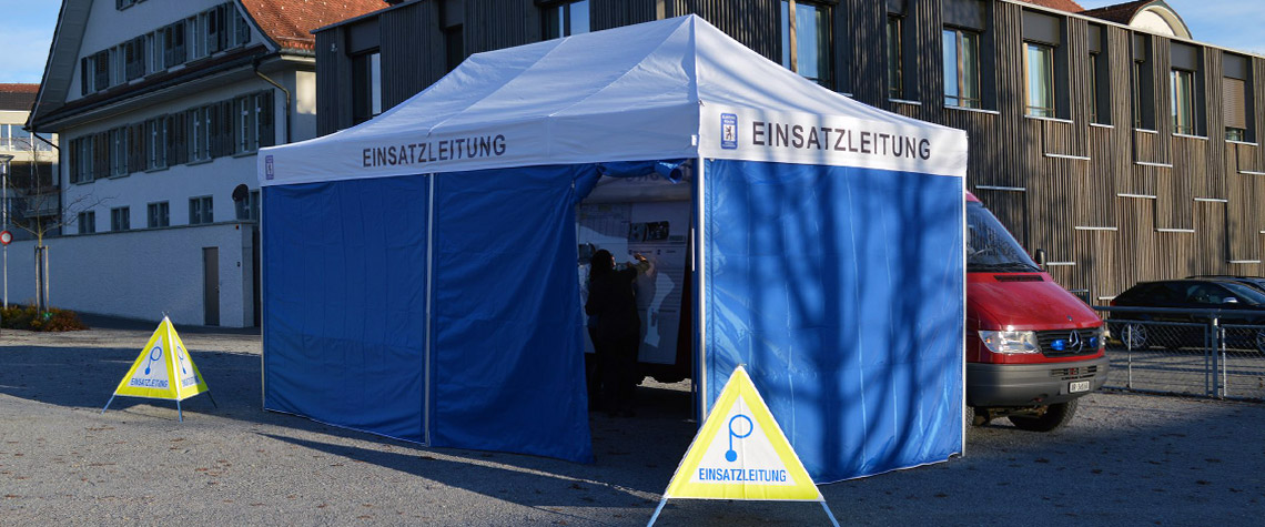 Folding deployment tents for professional and voluntary firefighters ...