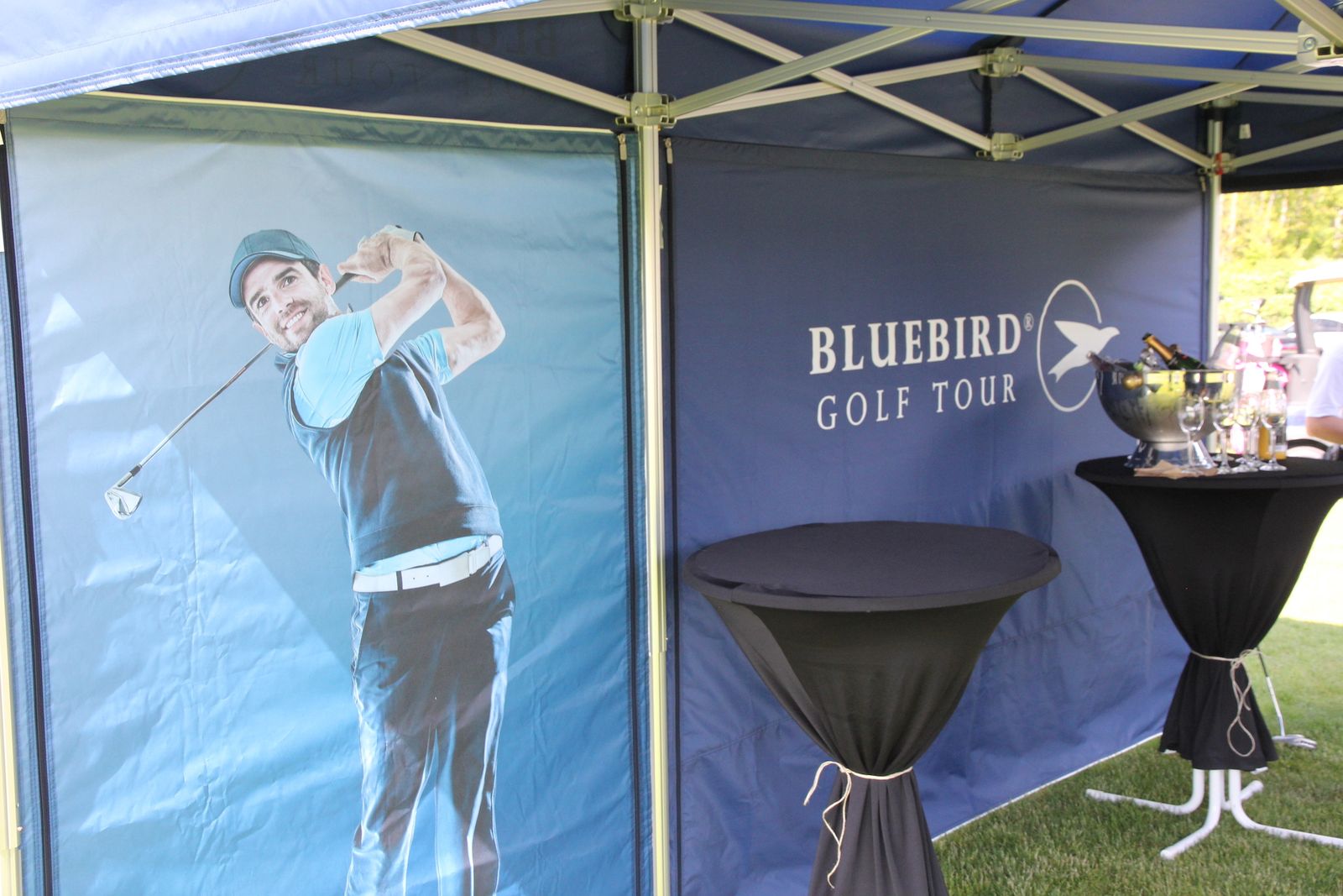 FairwaySports: a folding tent for golf events - Pro-Tent